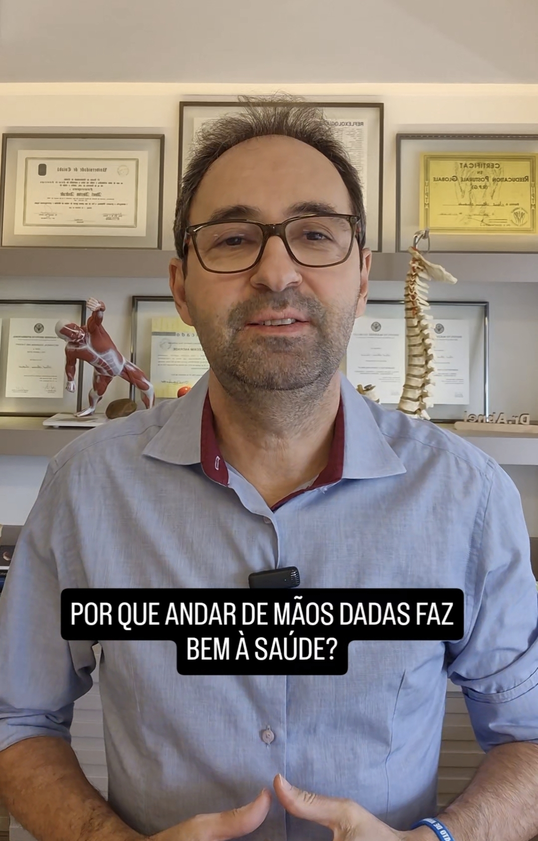 POR QUE ANDAR DE MÃOS DADAS FAZ BEM À SAÚDE? - Dor na Coluna - Fisiote
